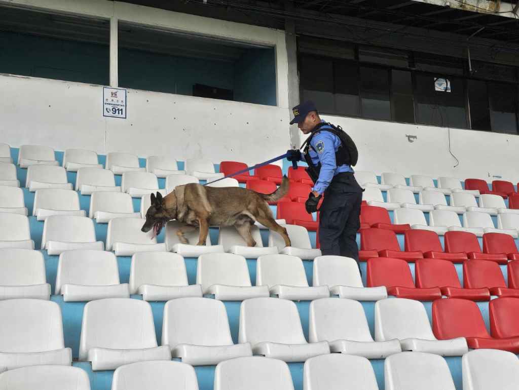Unidad Canina K-9 de la Policía Fronteriza mantiene el estadio libre de amenazas previo a la ...